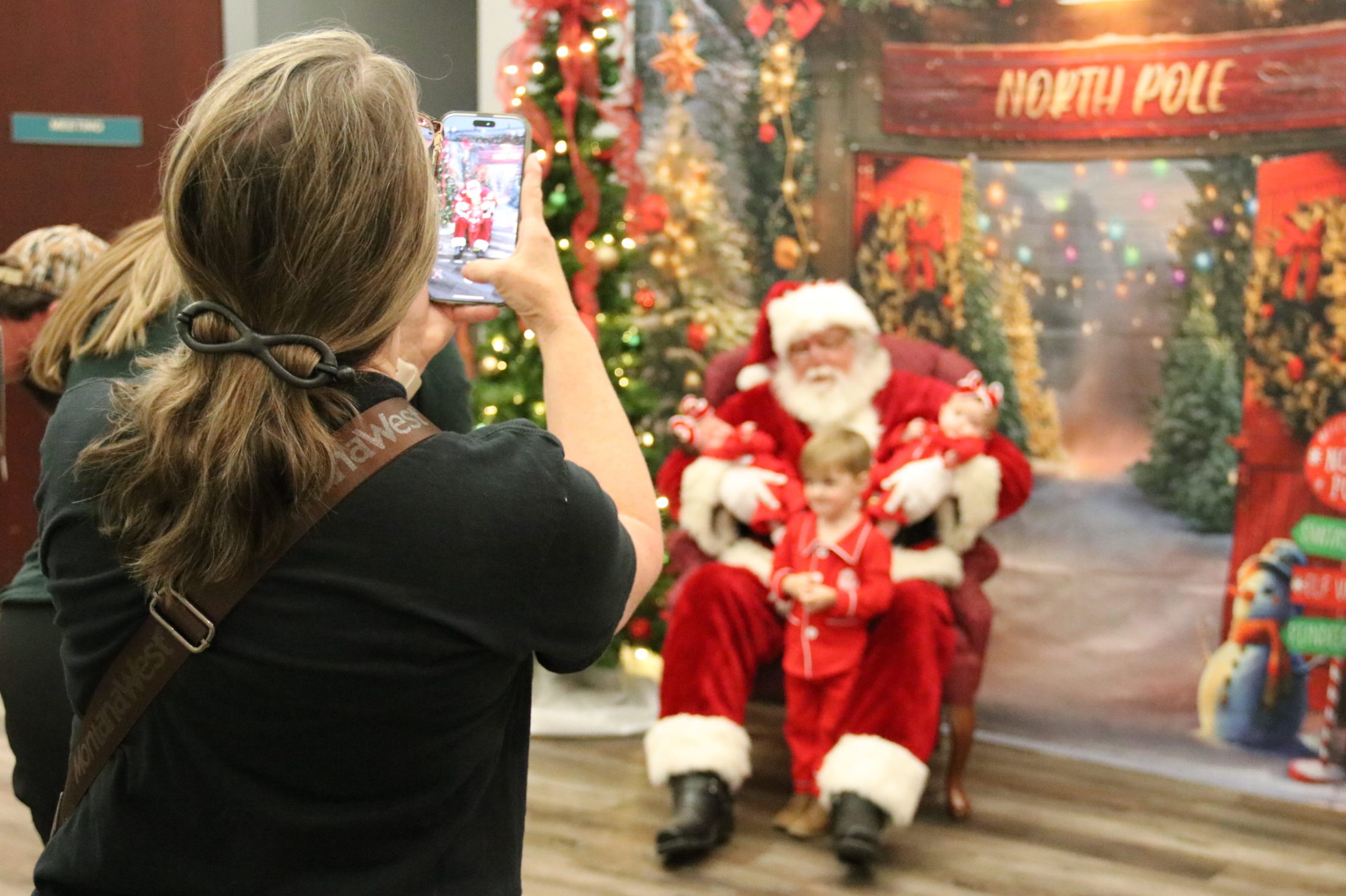 Santa draws smiles and a full house at Minden library – Minden Press-Herald