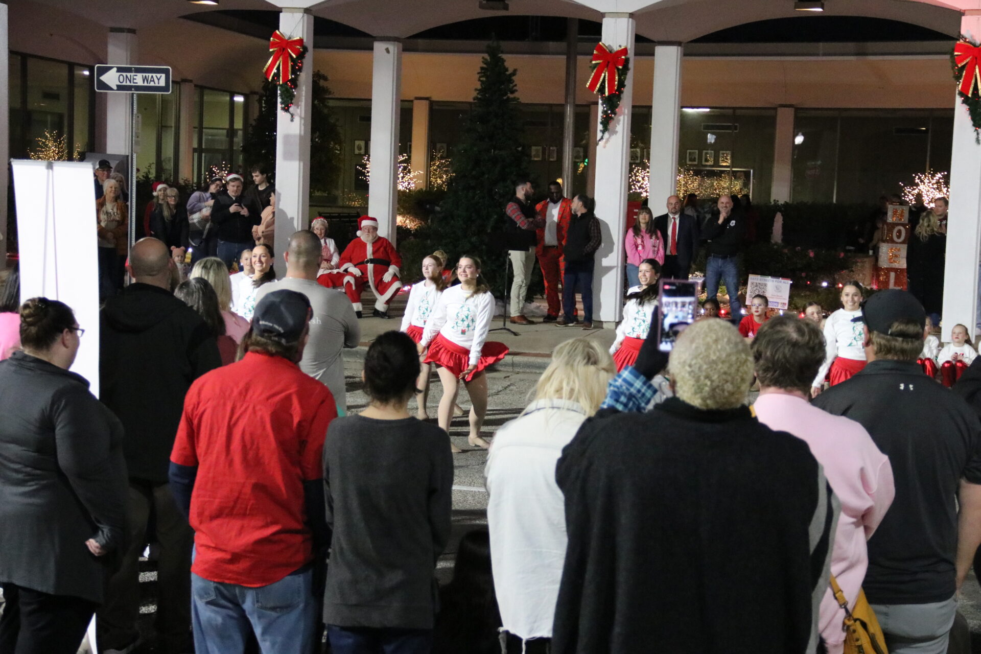 Christmas in Minden 2025 opens with tree lighting, downtown festivities ...